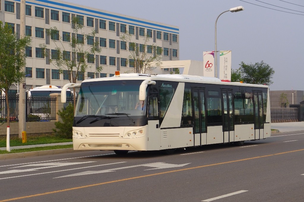 102 Passenger Xinfa Airport Equipment With 6700mm Wheel Base