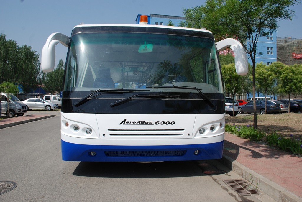 Customized 51 Passenger Airport Apron Bus , Small Turning Radius ...