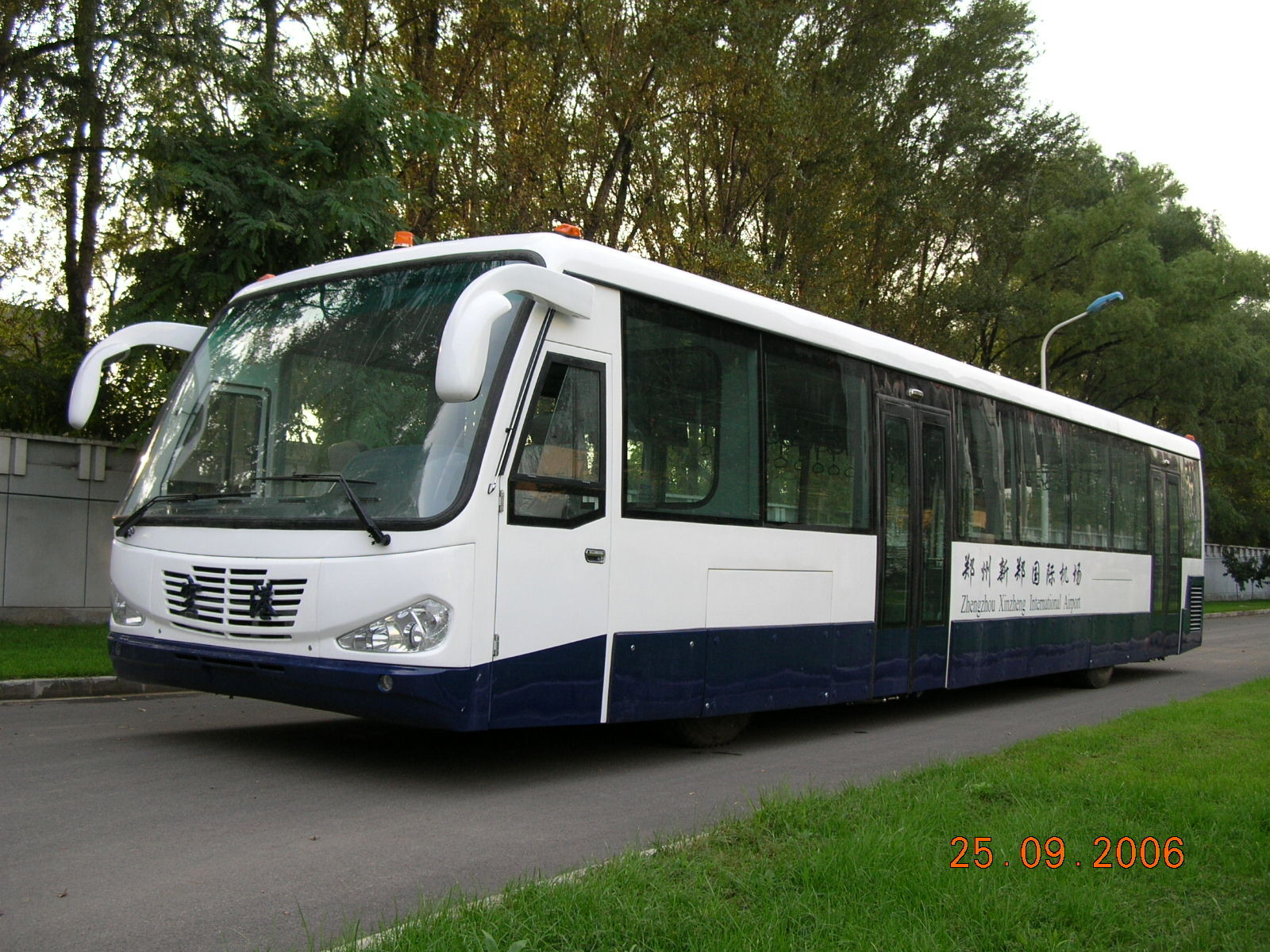 Customized 14 Seat 4 Door Airport Shuttle Bus Allison 2100 Automatic ...