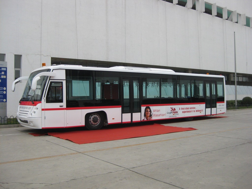 Right Hand Drive Airport Transfer Bus , 102 Passenger 14 Seat Ramp Bus